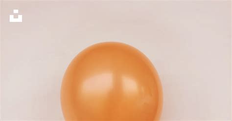 흰색 표면에 주황색 풍선 사진 Unsplash의 무료 공 이미지