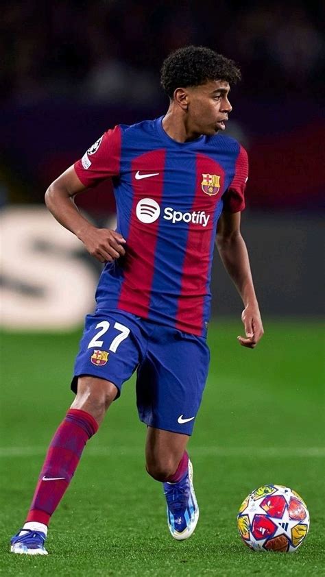 والپیپر های فوتبالی¹ لمینه یامال طرفداری