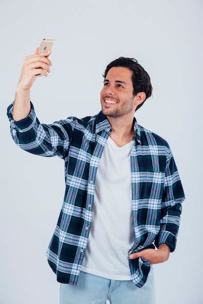 Un Homme Souriant Prenant La Selfie Photo Gratuite