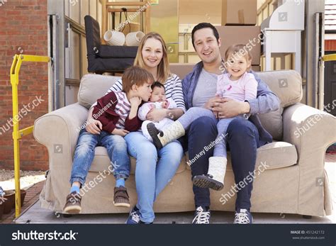 205791 Imágenes De Familia Sentadas En Un Mueble Imágenes Fotos Y