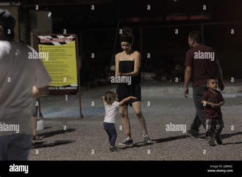 EXCLUSIVO PAPARAZZI El Actor Diego Luna y Camila Sodi pasaron una tarde con sus dos hijos Jer ...