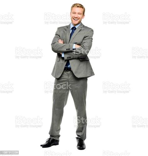 팔을 접은 채 스튜디오에 홀로 서 있는 잘생긴 젊은 사업가의 전체 길이 샷 남성에 대한 스톡 사진 및 기타 이미지 남성 남자 색상 이미지 Istock