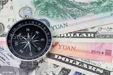 미국 및 중국 금융 경제 방향 무역 전쟁 가져오기 및 내보내기 또는 세계 경제 개념 미국 달러와 중국 위안 지폐에 나침반 관세 거래 상황 무역 전쟁에 대한 스톡 사진 및