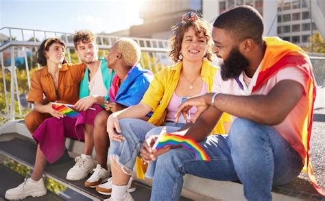 Diversidad Feliz Y Lgbtq Con Amigos En La Ciudad Por La Libertad El