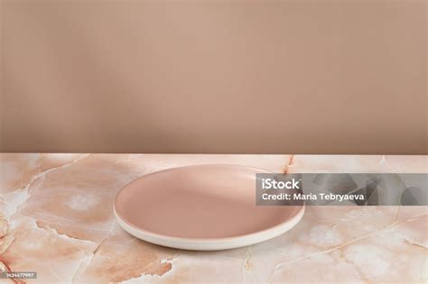 베이지색 분홍색 대리석 배경에 빈 분홍색 빈 접시 제품 프레젠테이션을 위한 미니멀리스트 모형 공간을 복사합니다 0명에 대한 스톡 사진 및 기타 이미지 Istock