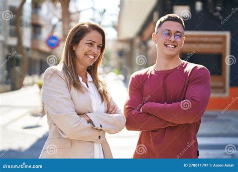 Madre E Hijo Hombres Y Mujeres Parados Con Los Brazos Cruzados Gestos En La Calle Imagen De
