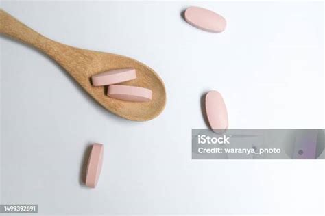흰색 배경에 나무 숟가락에 비타민 건강 보조 식품 건강 관리 제품 건강관리와 의술에 대한 스톡 사진 및 기타 이미지 건강관리와 의술 건강한 생활방식 건강한 식생활