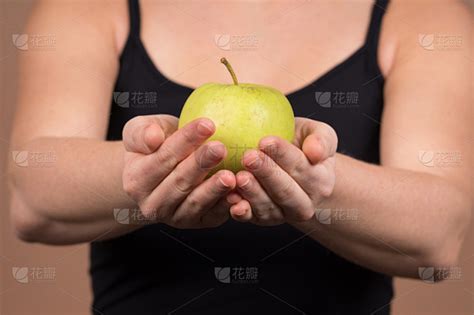 可爱的食品苹果女孩纯净背景分离药水果人体幸福