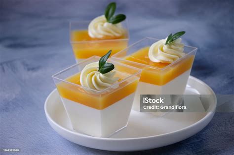 오렌지 판나 코타 에 부분 컵 감귤 류 과일 디저트 낮은 칼로리 과자 건강 한 과자 무스 케이크 조리법 메뉴 배경 오렌지 감귤류 과일에 대한 스톡 사진 및 기타 이미지