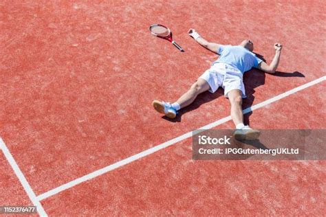 여름에 테니스 라켓에 누워 있는 실망 스러운 성숙한 남자의 전체 길이 스포츠에 대한 스톡 사진 및 기타 이미지 스포츠 패배 테니스 선수 Istock
