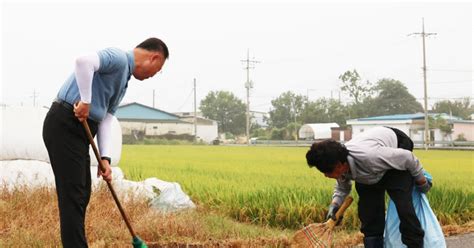 빗자루 들고 마을 청소하는 김재욱 칠곡군수