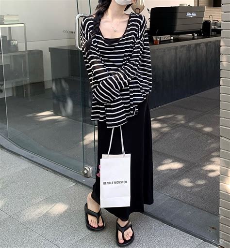더블제이 주말 꾸안꾸 섹시 은근 노출 여친룩 코디 오프숄더 루즈 여리 핏 단가라 블랙 백 리본 긴팔 T