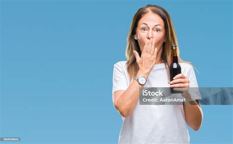중세 스페인 여자 손으로 실수 두려움 침묵 비밀 개념에에서 무서 워의 표현에 대 한 수치와 충격 절연된 배경 표지 입 이상의 맥주를 마시는 가리기에 대한 스톡 사진 및 기타