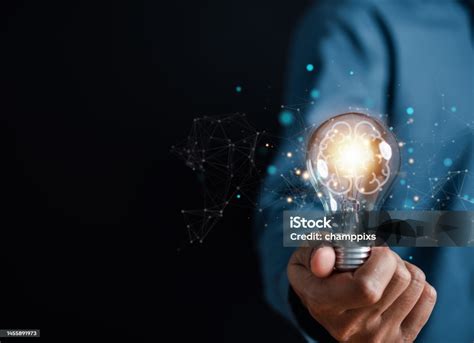 빛나는 가상 두뇌 전구가 있는 스마트 지능형 창의성 동기 부여 및 혁신 개념으로 조명 전구 아이디어 혁신 및 영감을 들고 있는