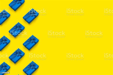 복사 공간이있는 노란색 배경에 리본으로 묶인 파란색 선물 상자의 패턴 0명에 대한 스톡 사진 및 기타 이미지 0명