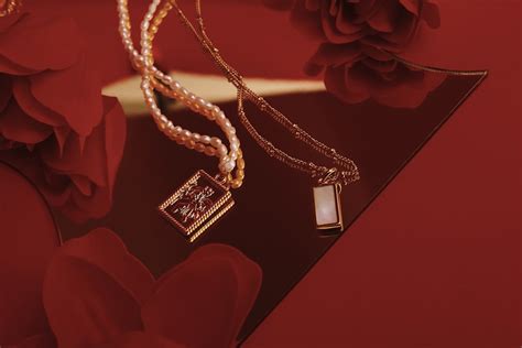 붉은 표면에 있는 금 사슬 사진 Unsplash의 무료 Goldnecklace 이미지