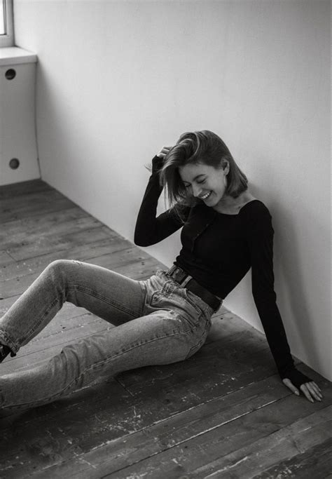 Фотосессия девушка в студии Фотосессия Студийные портреты Позы моделей