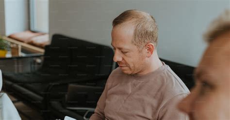 책을 읽는 남자와 여자 사진 Unsplash의 교회 모임 이미지