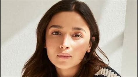 बिना मेकअप भी ग्लैमरस नजर आती हैं आलिया