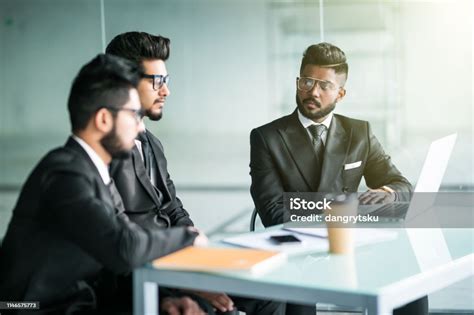 현대 오픈 플랜 사무실에서 테이블 회의 주위에 앉아 세 인도 사업가 3 명에 대한 스톡 사진 및 기타 이미지 3 명 기업