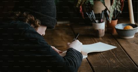 테이블에 앉아 종이에 글을 쓰는 사람 사진 Unsplash의 낙서 이미지