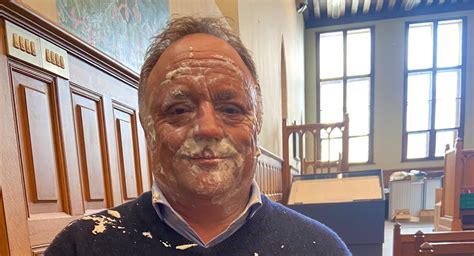Viroloog Marc Van Ranst Aangevallen Met Taart Voor Lezing Over