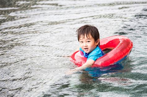수영장에서 행복 시간을 가진 수영 반지를 가진 쾌활 한 태국 귀여운 아기 소년 2 3 살에 대한 스톡 사진 및 기타 이미지 2 3 살 가족 개발 Istock