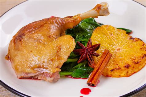 시금치와 새 콤 하 고 달콤한 베리 소스에 오렌지 오리 다리 갈색에 대한 스톡 사진 및 기타 이미지 갈색 거위 새 고기