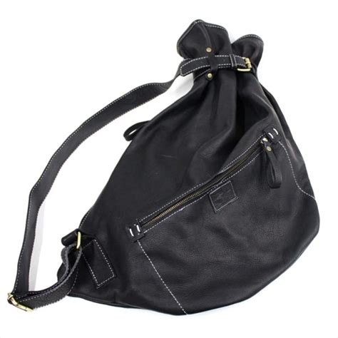 布？レザー？コーデの決め手！「メンズのブランド巾着バッグ」10選