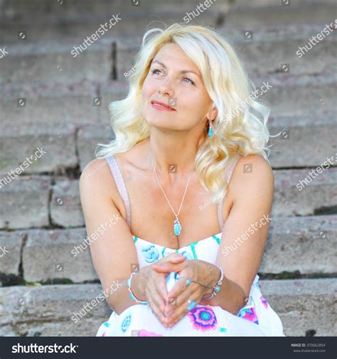 1287 Hippie Mature Woman Bilder Stockfotos Und Vektorgrafiken