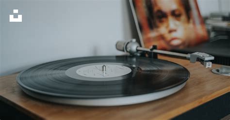 나무 테이블 위에 앉아 있는 레코드 플레이어 사진 Unsplash의 무료 집 이미지