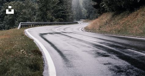 숲 한가운데의 구불구불한 길 사진 Unsplash의 무료 게임 이미지