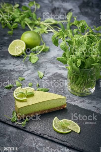 라임과 민트 라임의 장식 슬라이스와 원시 녹색 치즈 케이크의 조각 건강한 유기농 여름 디저트 파이 0명에 대한 스톡 사진 및 기타 이미지 Istock