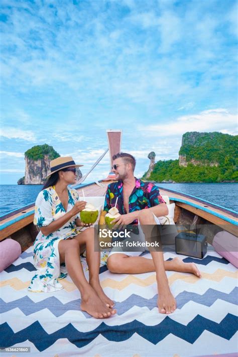 크라비 태국의 럭셔리 롱테일 보트 크라비 태국의 열대 섬 4 섬 여행에서 여행에 남자와 여자 커플 아시아 여성과 유럽 남자 태국에서 휴가에 중년 2명에 대한 스톡 사진 및