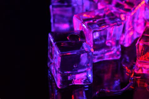 얼음 큐브 검은 배경에 분홍색 보라색 백라이트와 얼음 조각을 녹는 매크로 수평 사진 각얼음에 대한 스톡 사진 및 기타 이미지 각얼음 감기와 독감 검은색 Istock