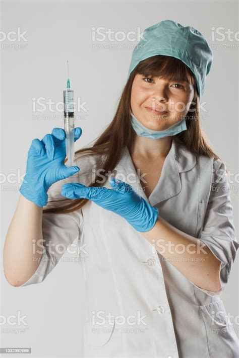 라텍스 장갑에 의료 용 마스크와 손을 가진 여성은 예방 접종 개념을 보여줍니다 간호사가 주사기를 들고 있습니다 코로나바이러스에 대한 보호 의료 용 마스크를 착용한 여성