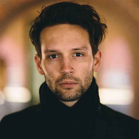 Solo Classical Guitaris Altus Entertainment