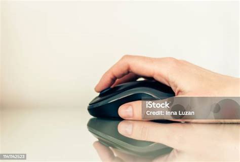 유리 테이블에 컴퓨터 마우스를 사용 하 여 손 여자의 클로즈업 비즈니스 컨셉 기업 비즈니스에 대한 스톡 사진 및 기타 이미지 기업 비즈니스 노트북 데스크탑 컴퓨터