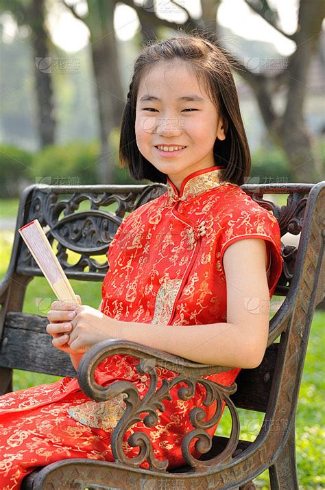 12岁的亚洲女孩穿着红色的中国新年