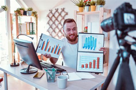 그래픽 차트 를 읽고 해석에 대한 비디오 레슨을 만드는 미소 남성 교습에 대한 스톡 사진 및 기타 이미지 교습 귀여운