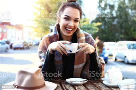 좋은 시간을 보내고 카푸치노 라 떼 아침 야외 카페에서 커피 한잔 마시는 좋은 메이크업으로 매력적인 소녀 사랑 스러운 미소 20 29세에 대한 스톡 사진 및 기타 이미지