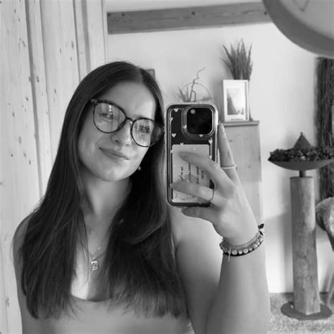 L A U R A Izzlaura • Threads Say More