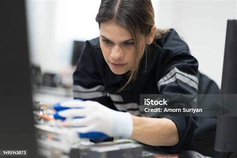 제조 자동화 및 로봇 공학실에서 컴퓨터 부품과 메카트로닉스 엔지니어링을 조립하는 여성 엔지니어 여성 기술자는 컴퓨터의 전자 회로