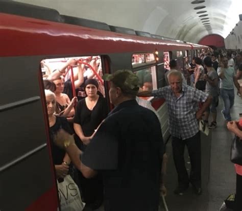 მეტროში შავებში ჩაცმული მამაკაცი იდგა უცებ ერთი ბებოც შემოვიდა… შემდეგ ისეთი რამ მოხდა თვალებს