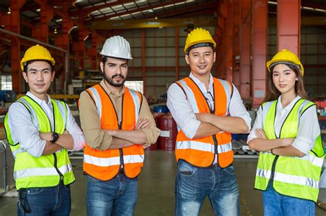 팀 포먼 또는 팀 작업자는 공장 현장에서 기계 또는 제품을 현장에서 점검합니다 팀 엔지니어 또는 팀 기술자가 공장에서 재료 또는