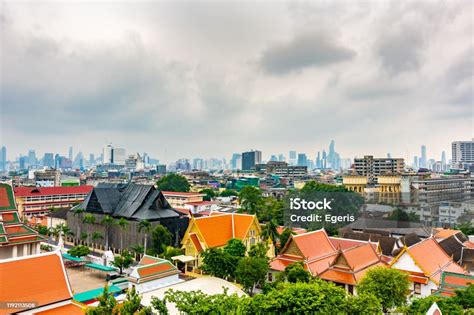 방콕 도시 태국의 파노라마 전망 전경 사원 고층 빌딩과 멀리 현대 건물에 거주 건물의 도시 풍경 신선한 나무와 식물 흐린 날씨 극적인 구름 건설 산업에 대한 스톡 사진 및