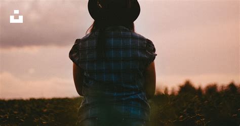 식물 근처에 서서 하늘을 바라보는 여자 사진 Unsplash의 무료 모자 이미지