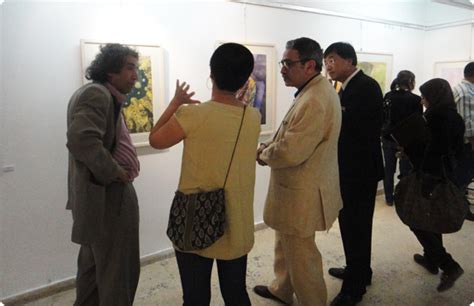 김현주 작가가 본인의 작품을 설명하고 있다