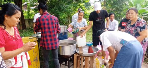 ကသာမြို့နယ်တွင် ဝန်ထမ်းများအား ပြင်ပပေါက်ဈေးထက် ဈေးနှုန်းသက်သာစွာဖြင့် စားအုန်းဆီများ ရောင်းခ