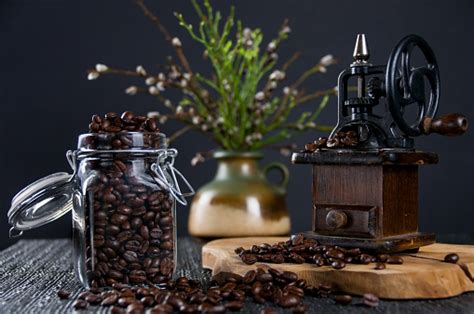 빈티지 커피 그 라인 더 터크 구리 커피 포트 및 커피 콩 나무 배경 0명에 대한 스톡 사진 및 기타 이미지 0명 구이 마실 것 Istock